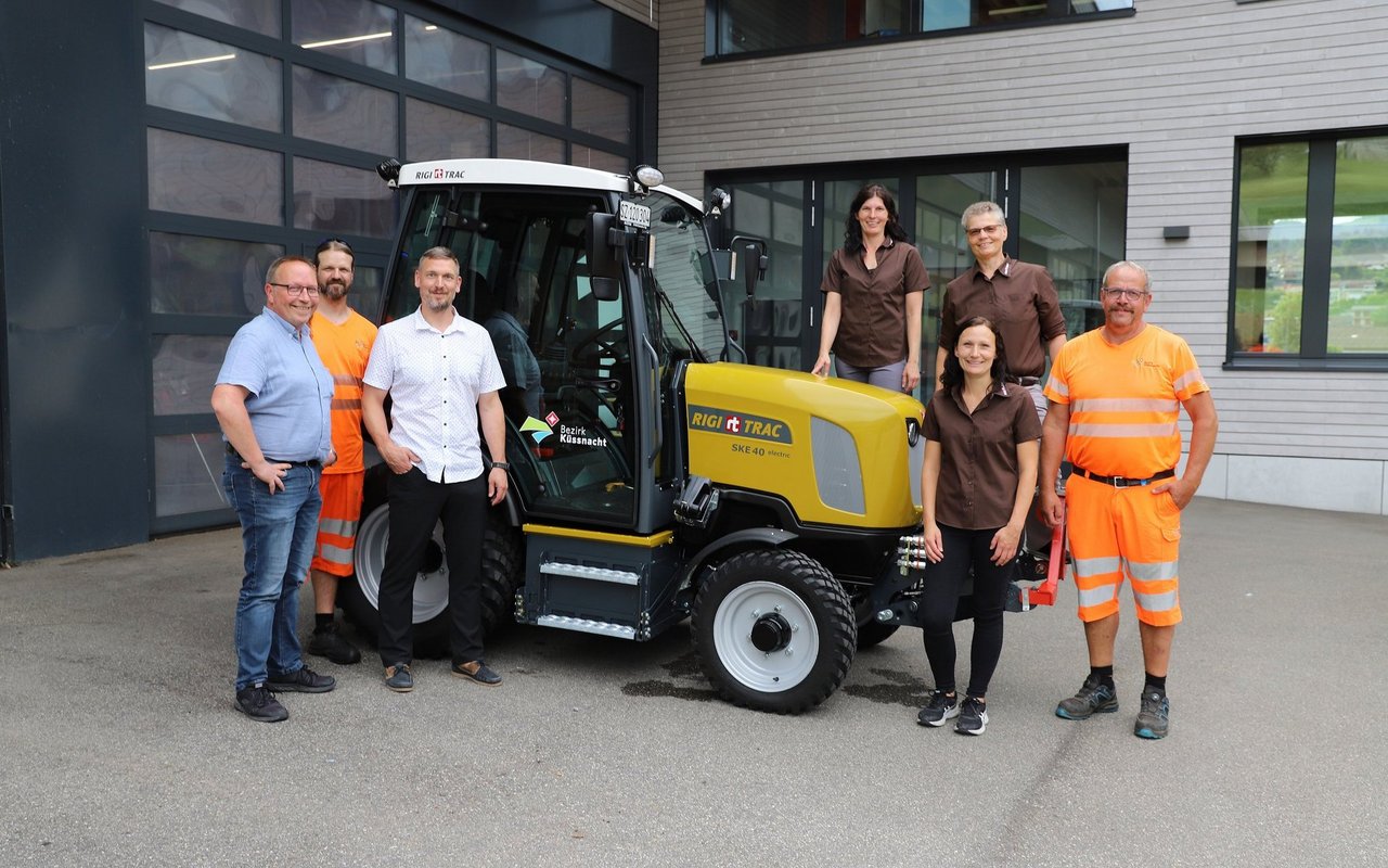 Küssnacht nimmt ersten vollelelktrischen Rigitrac SKE 40 Electric in Betrieb - bauernzeitung.ch ...