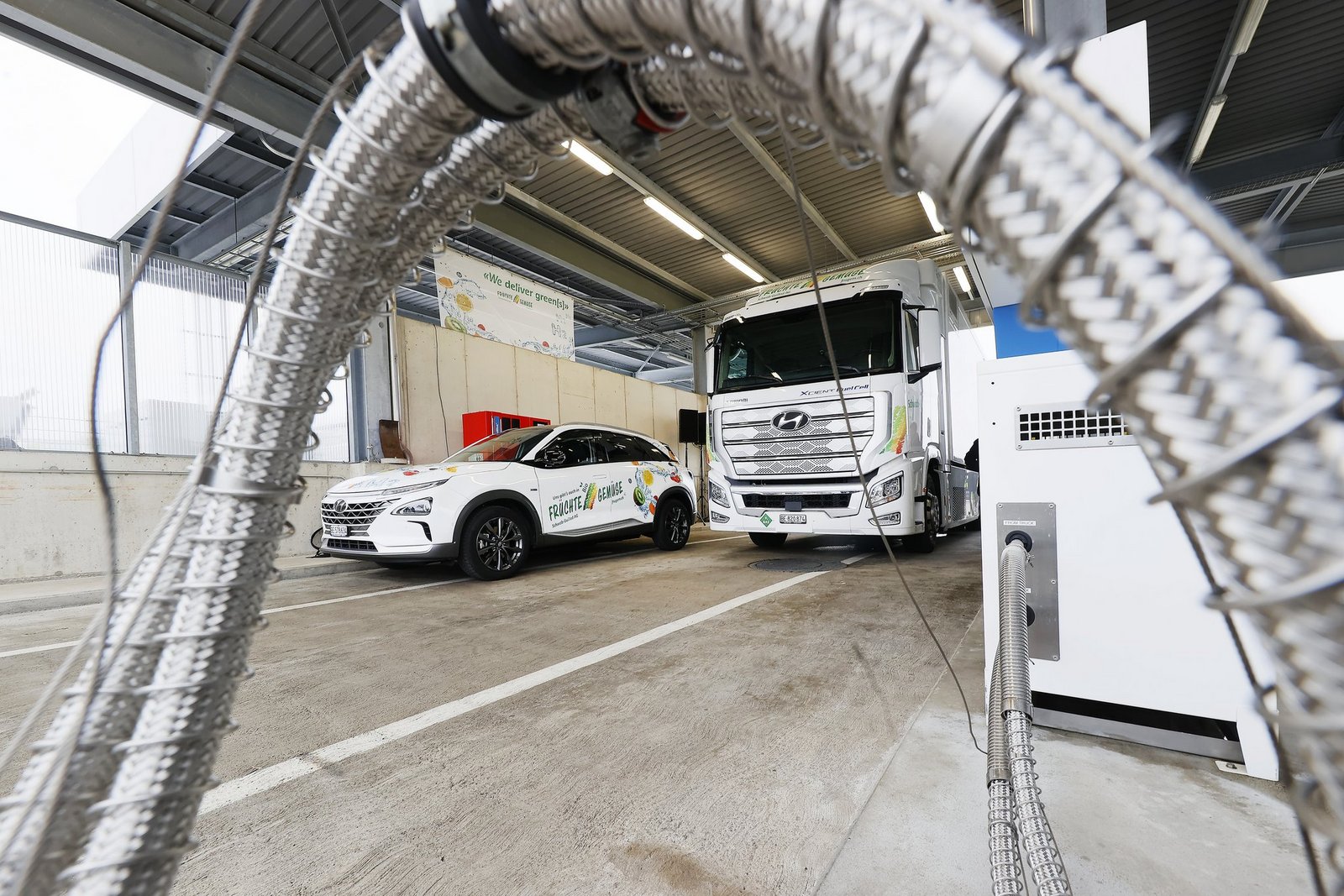 Gemüsehändler Schwab-Guillod eröffnet erste private Wasserstofftankstelle der Schweiz ...