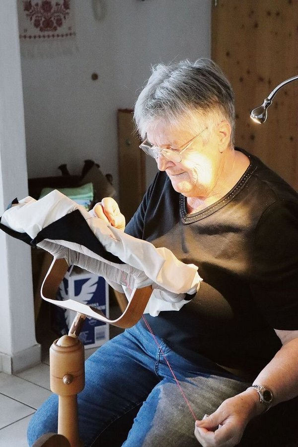 Blumen und Ranken mit Liebe gestickt: Elsbeth Kurath macht die Tracht ...