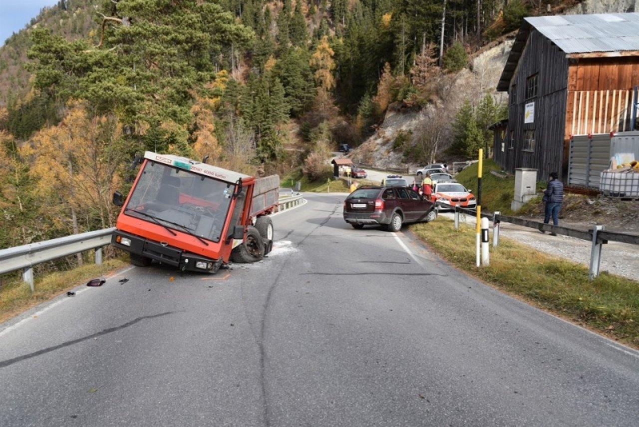 Motorkarren und Auto kollidieren heftig - bauernzeitung.ch | BauernZeitung