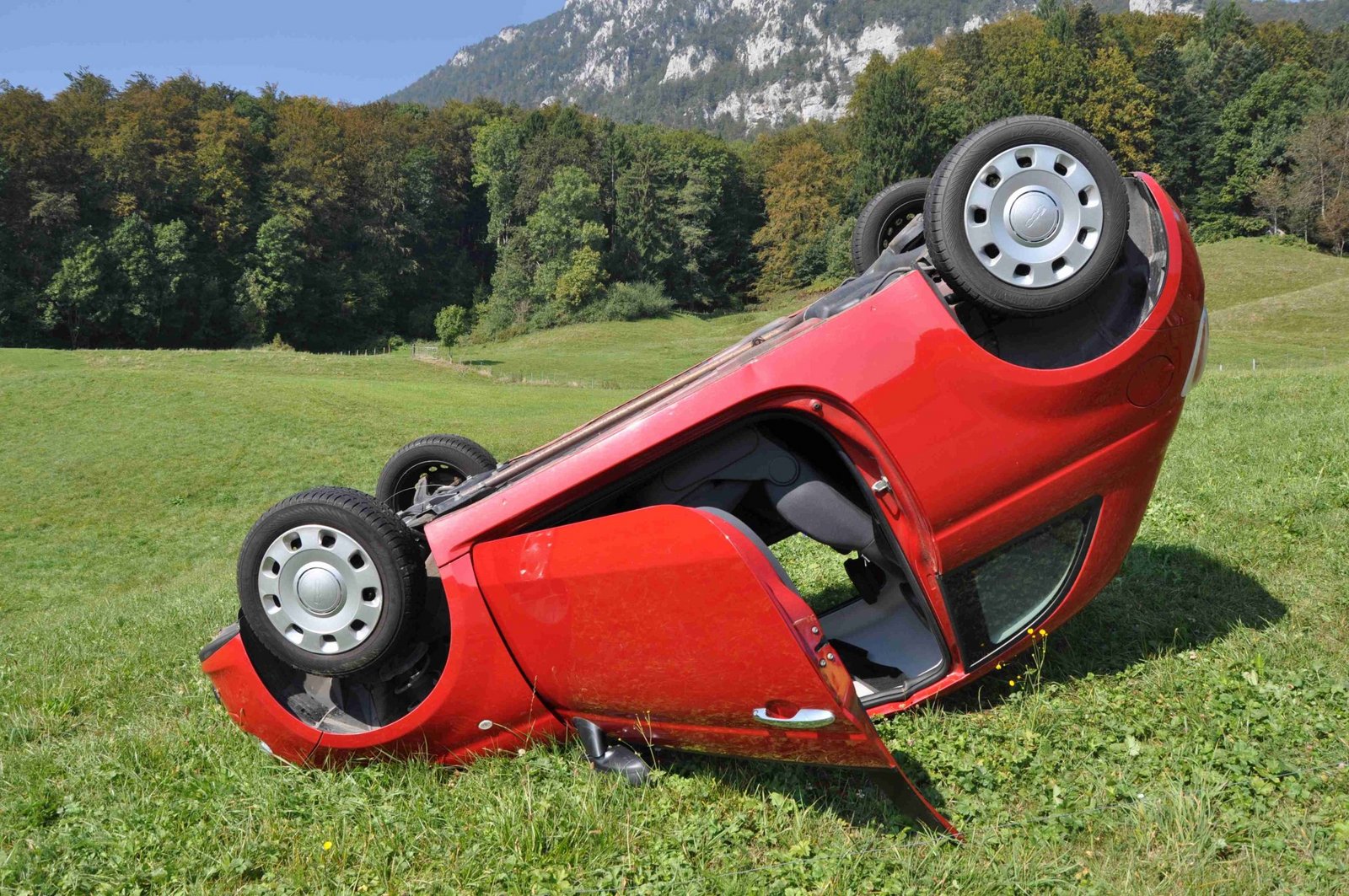 Auto landet auf dem Dach in Wiese - bauernzeitung.ch | BauernZeitung