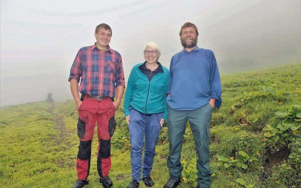 Die Älplerfamilie Gwerder benötigt bei der Unkrautbekämpfung viel ...