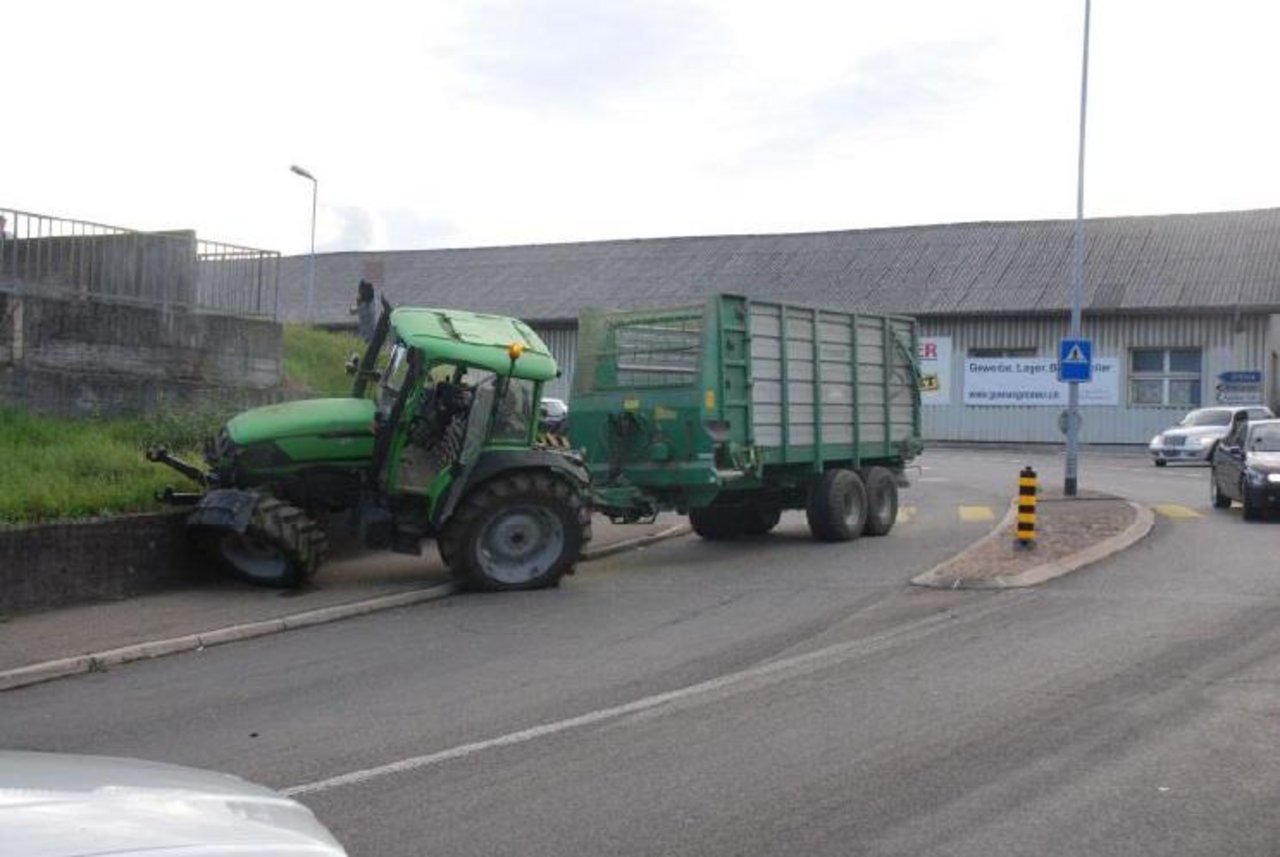 Traktor knallt gegen Stützmauer - bauernzeitung.ch | BauernZeitung