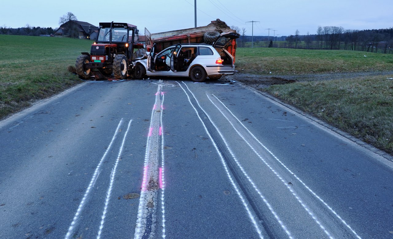 Auto und Traktor kollidieren - bauernzeitung.ch | BauernZeitung