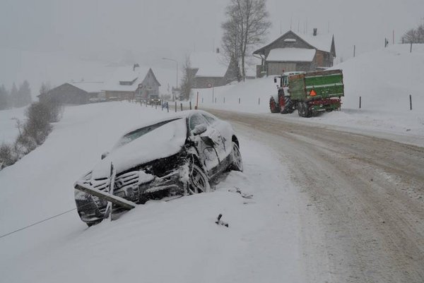 Traktor mit Anhänger kollidiert mit Auto - bauernzeitung.ch | BauernZeitung
