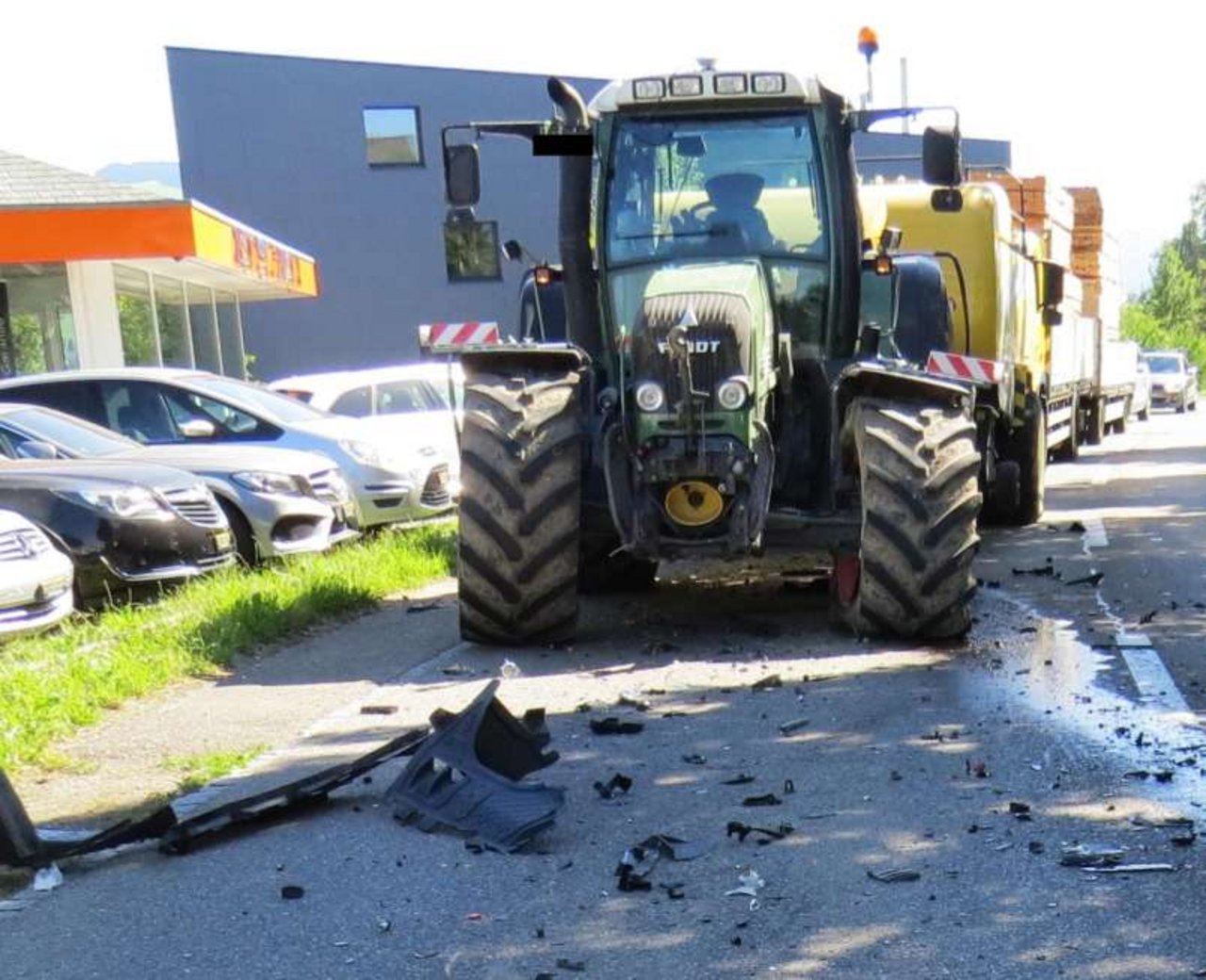 Auto kracht frontal in Traktor - bauernzeitung.ch | BauernZeitung