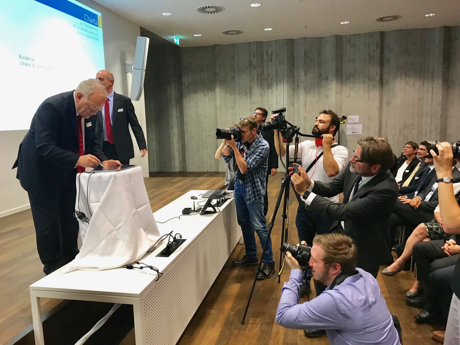 Unterzeichnung der Daten-Verfassung für die Landwirtschaft ...