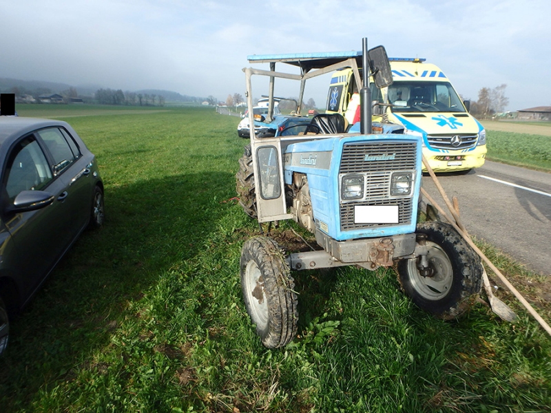 Auto bei Überholmanöver mit Traktor kollidiert - bauernzeitung.ch | BauernZeitung